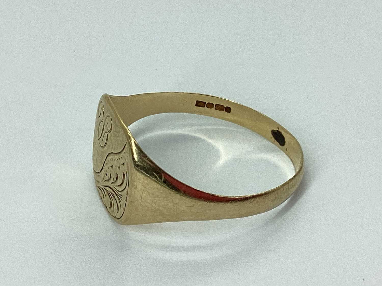 Lot 54 - A 9ct Gold Signet Ring, engraved "R" with