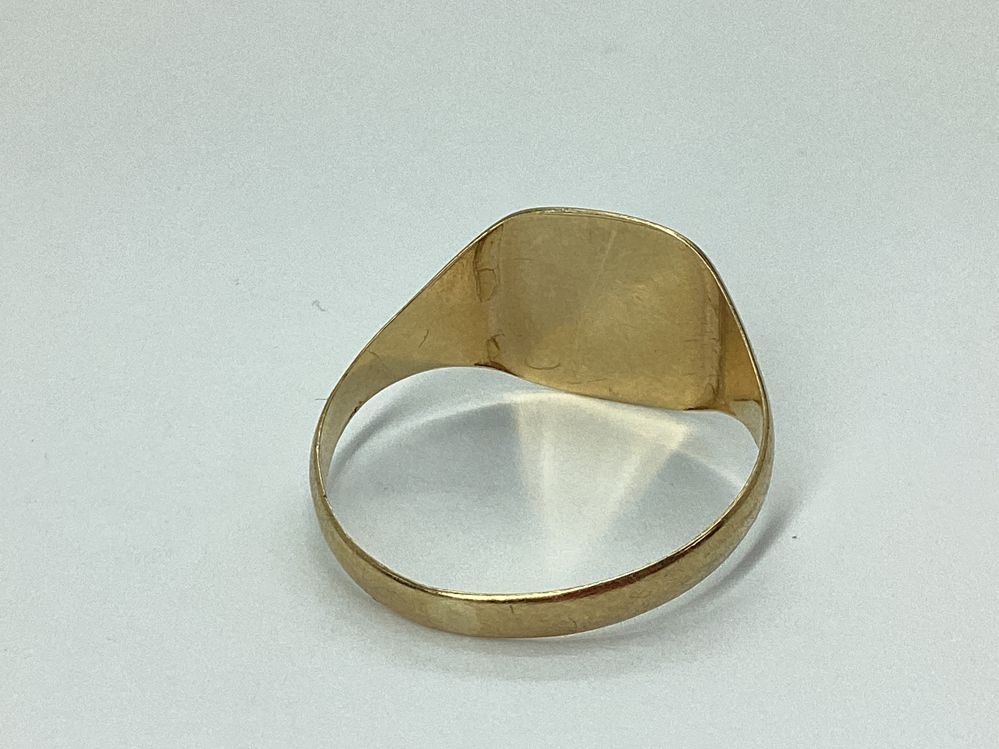 Lot 54 - A 9ct Gold Signet Ring, engraved "R" with
